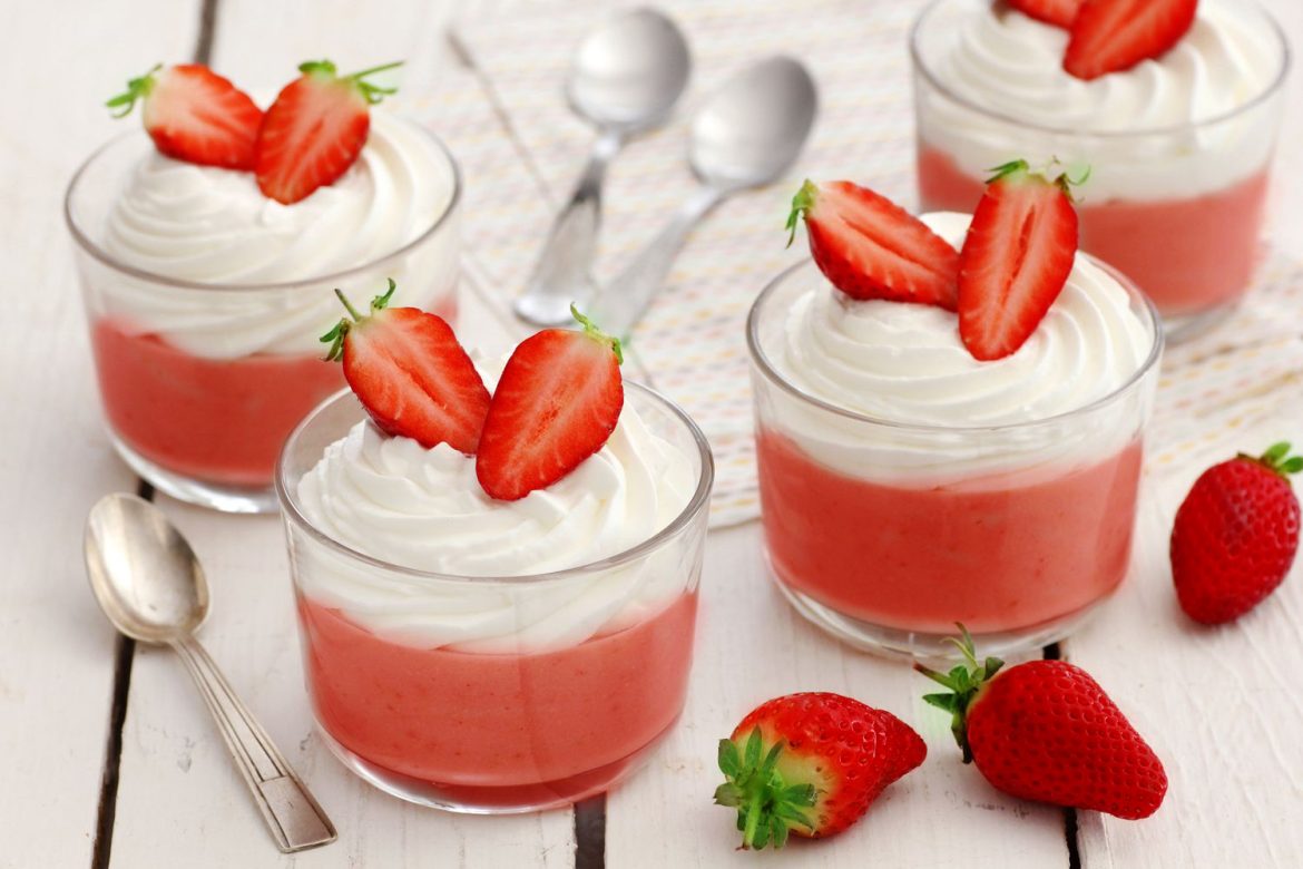 طريقة عمل موس الفراولة بالشوكولاتة البيضاء – صحيفة البلاد